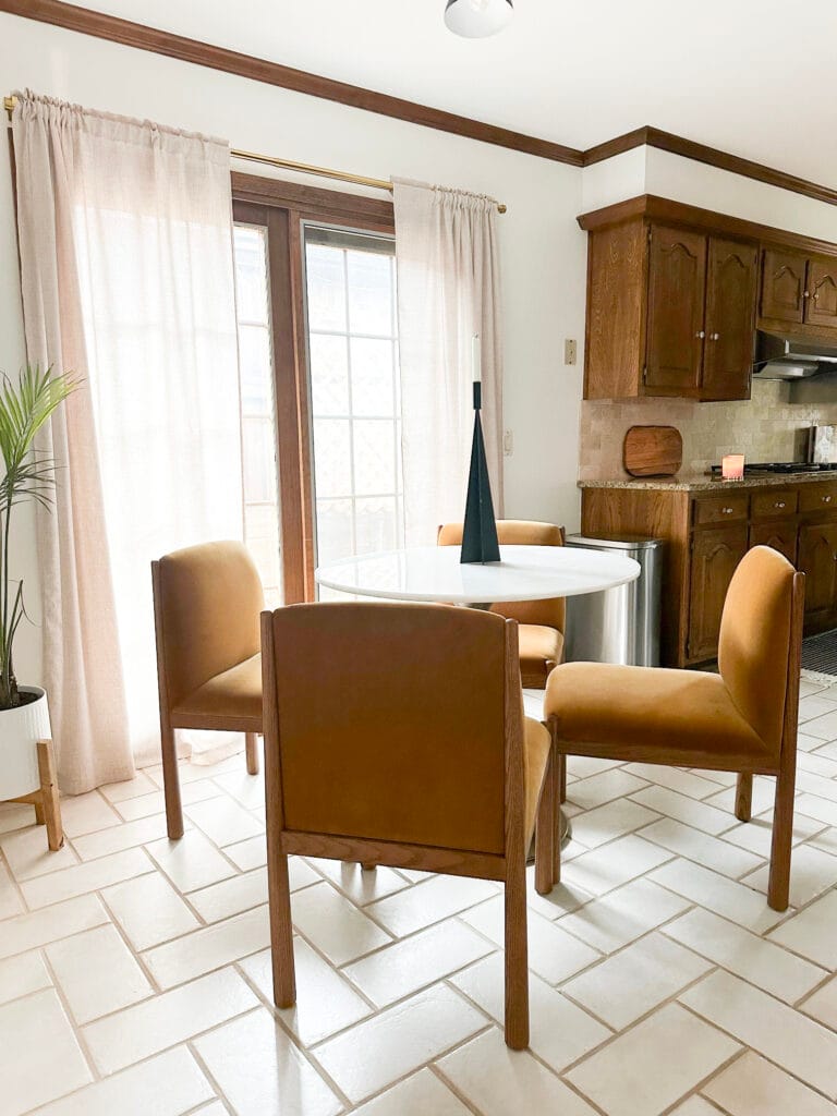 Eat-In Kitchen Layout - Design Idea For An Elegant, Modern Breakfast Table