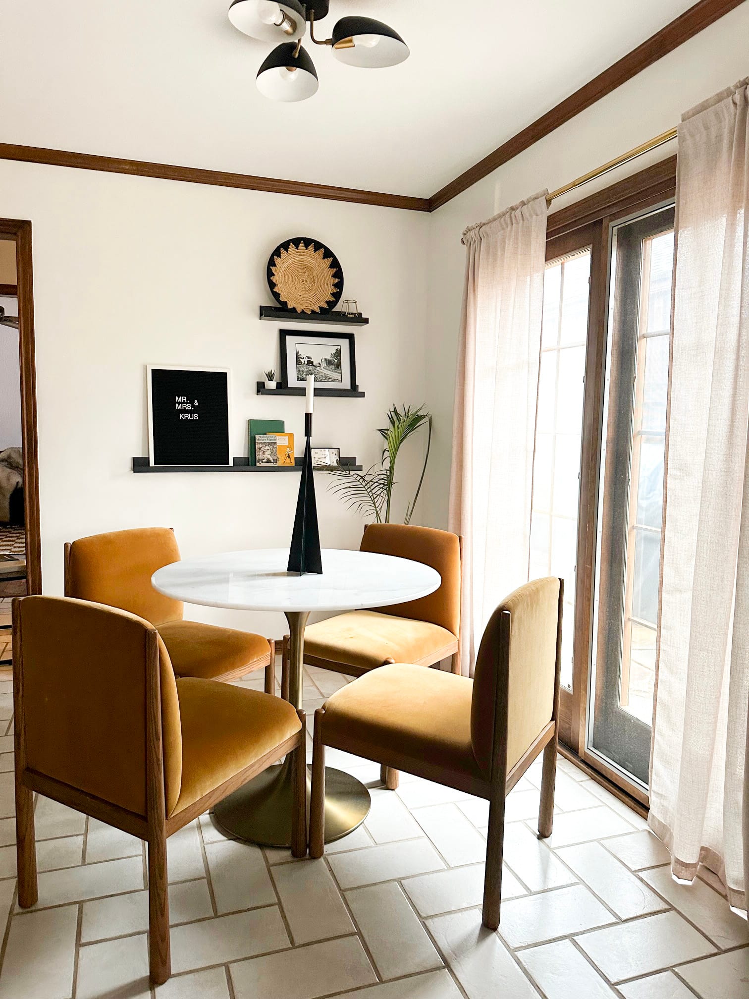 Eat-In Kitchen Layout - Design Idea For An Elegant, Modern Breakfast Table