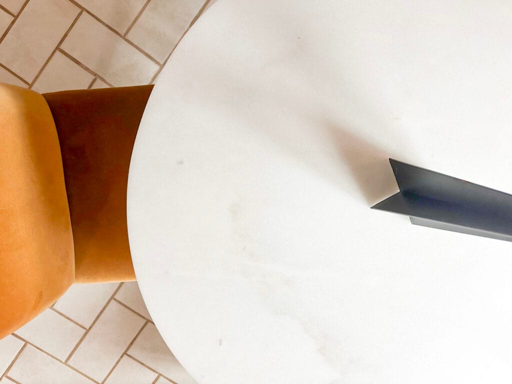 Eat-In Kitchen Layout - Design Idea For An Elegant, Modern Breakfast Table